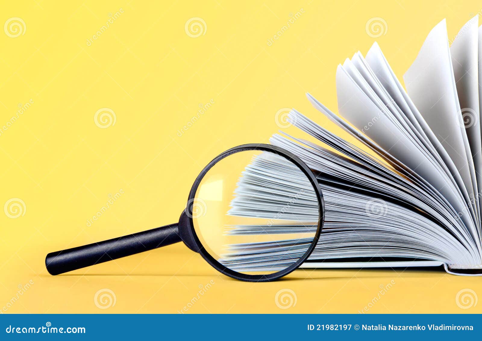 Het Overdrijven Loupe En Boek Stock Afbeelding - Image of lens, ontwerp ...