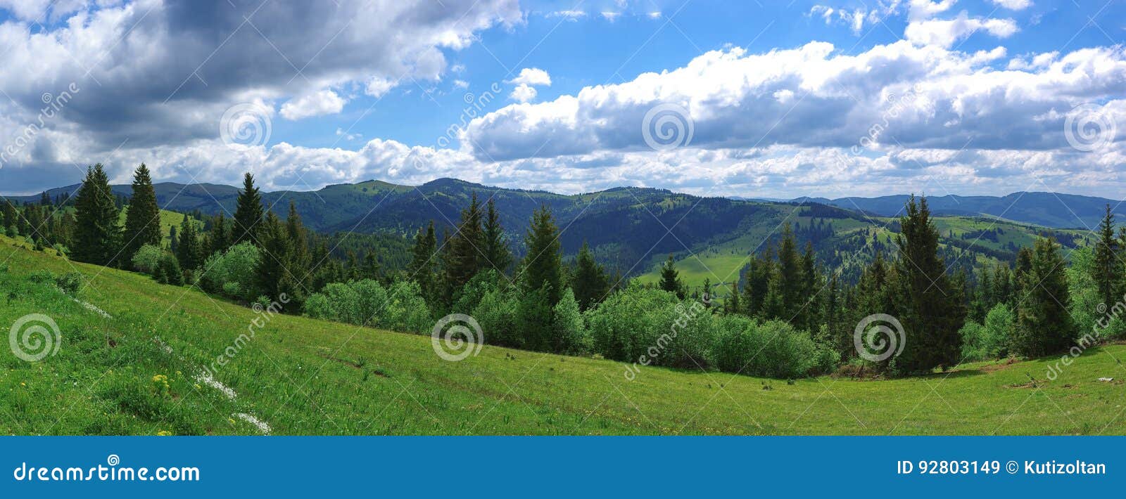 Het Panorama Van Het Berglandschap Stock Afbeelding - Image of groen ...