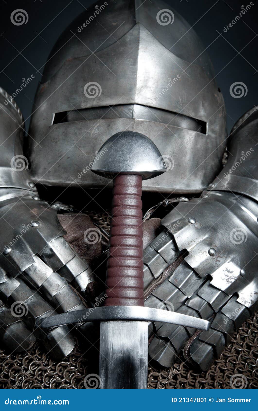 Het Pantser Van Ridders Met Helm, Kettingspost, Handschoenen Stock ...