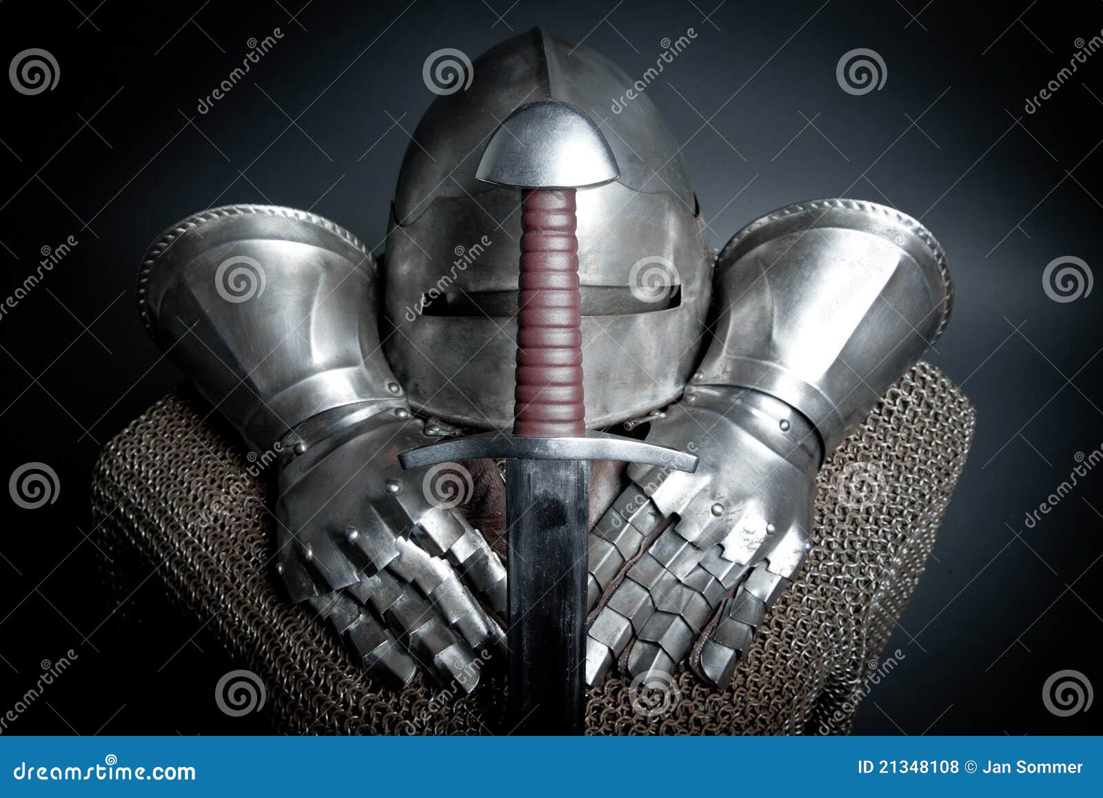 Het Pantser Van Ridders Met Helm, Kettingspost, Handschoenen Stock Foto ...