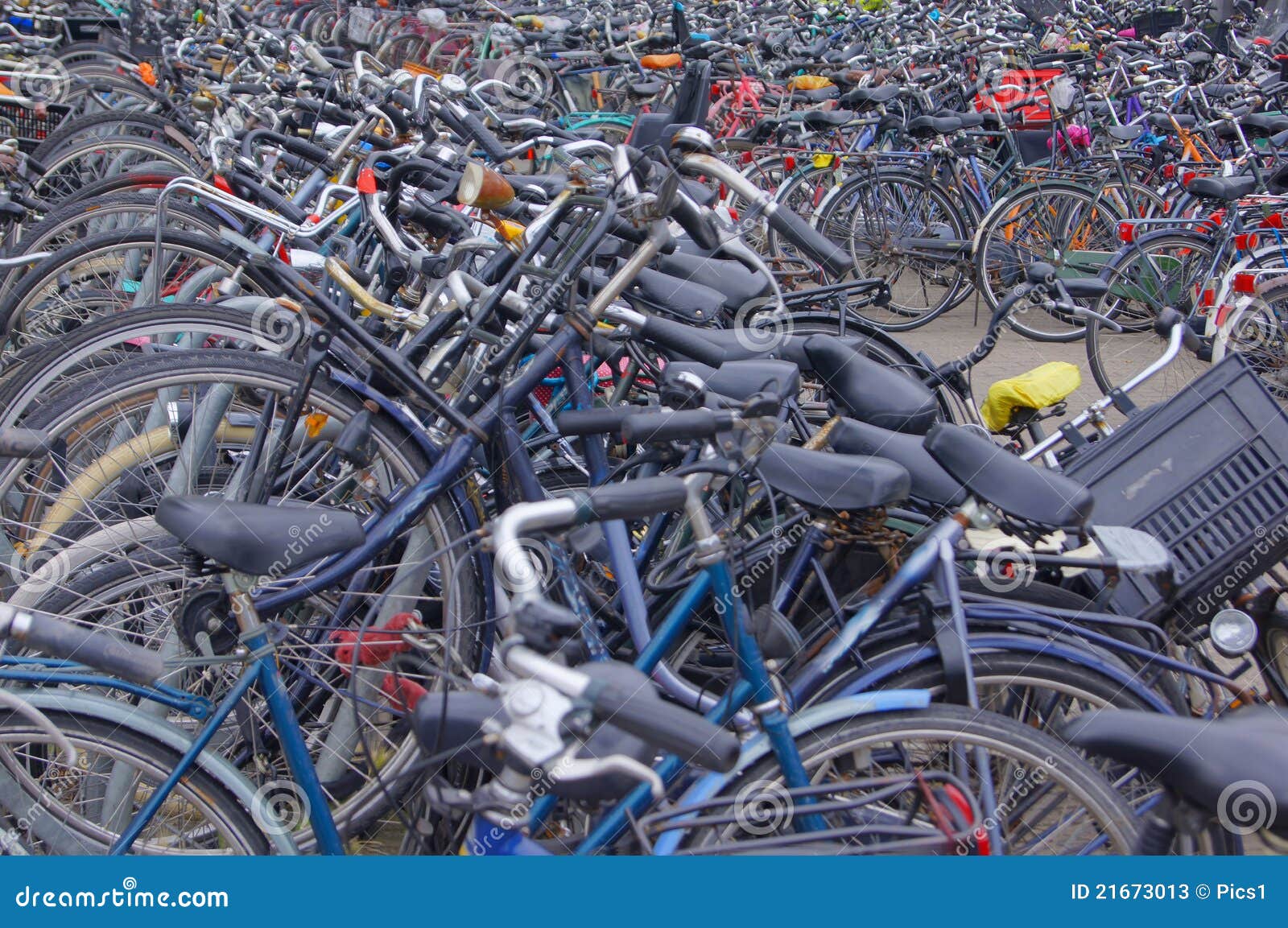 Het parkeren van de fiets stock afbeelding. Image of beweging - 21673013