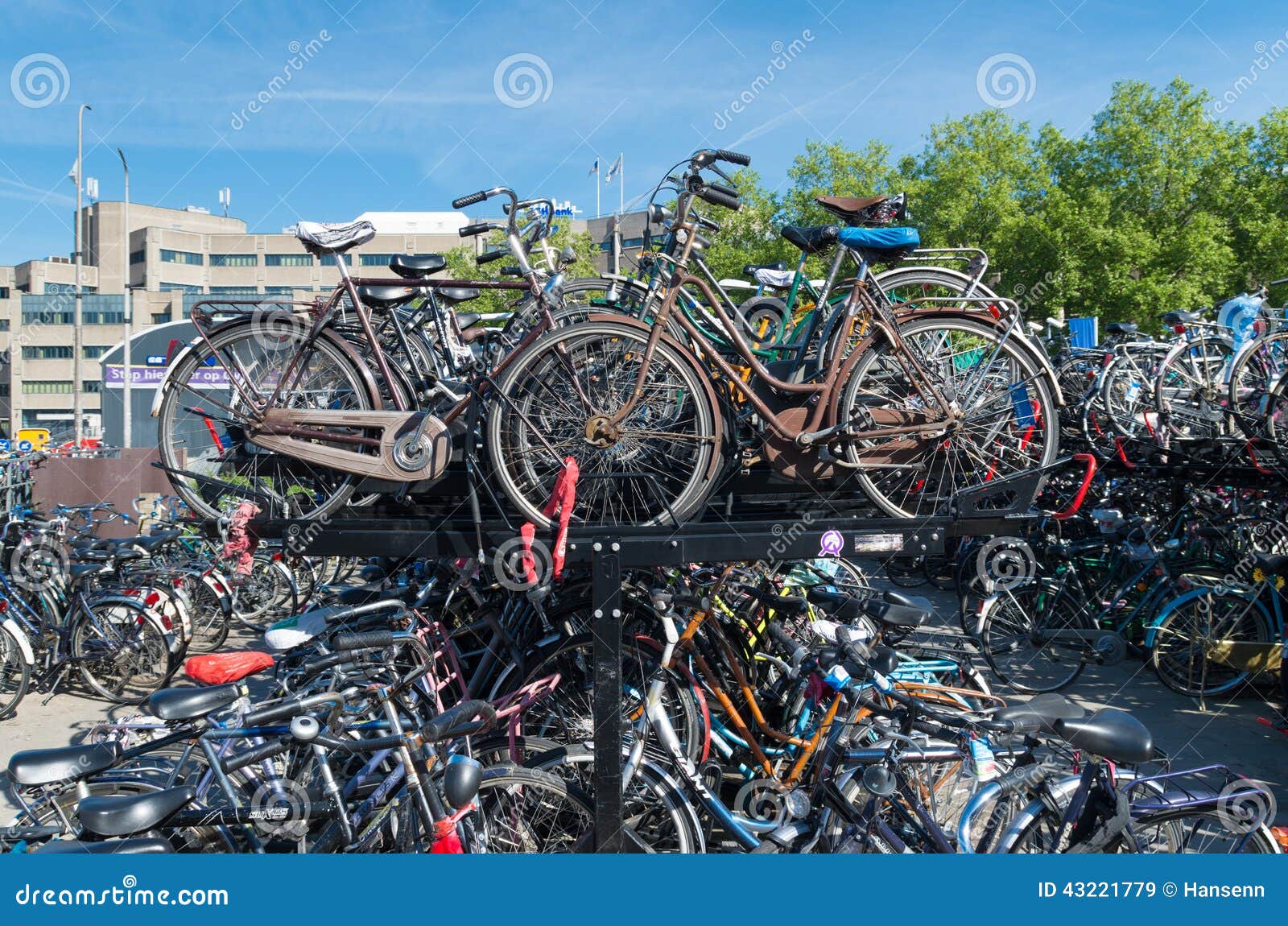 Het parkeren van de fiets redactionele stock afbeelding. Image of ...