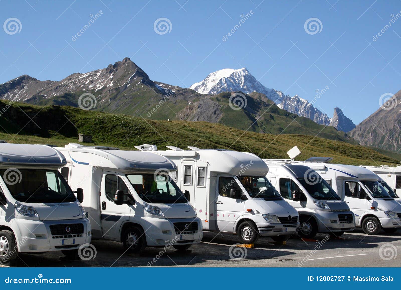 Het Parkeren Van De Kampeerauto Stock Afbeelding - Image of kampeerauto ...