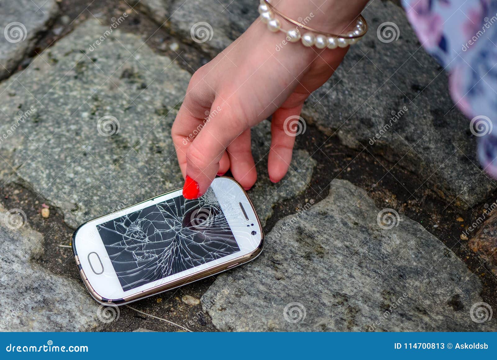 Het Person Picking Broken Smart Phone Gebarsten Scherm Van De Grond ...
