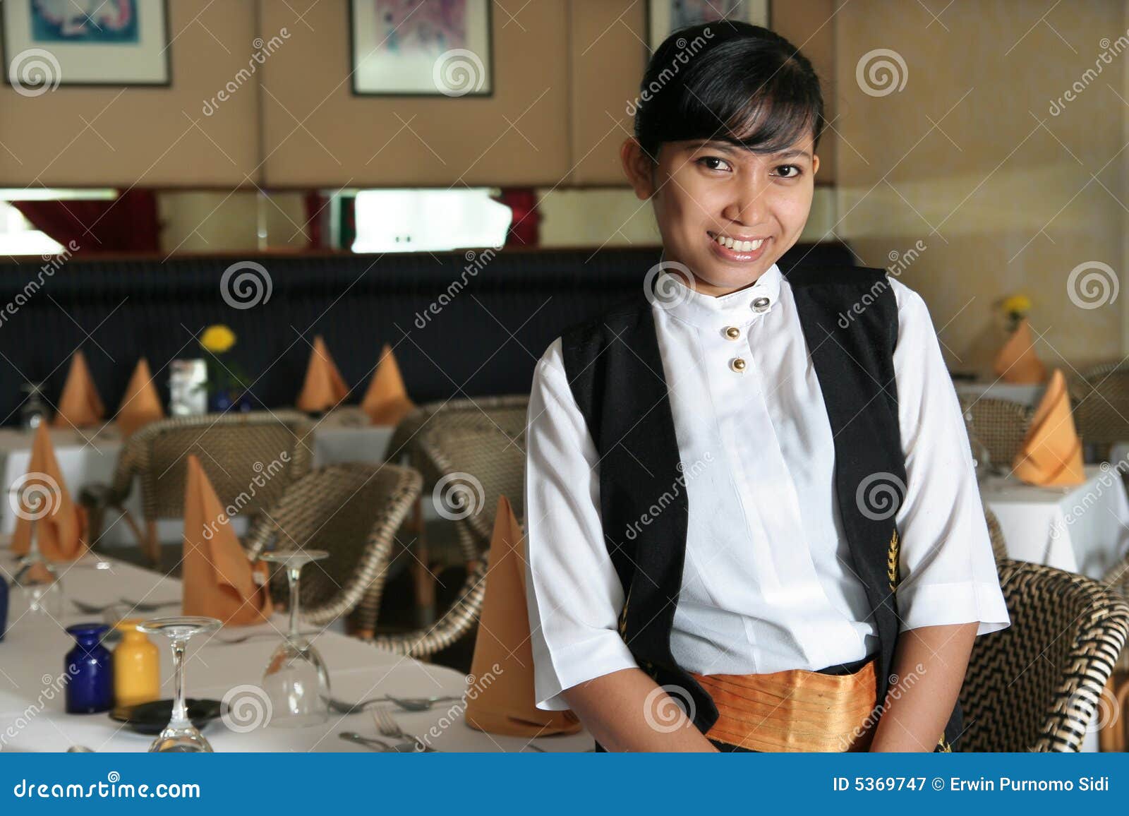 Restaurantpersoneel Of Serveerster Picture. Image: 5369747