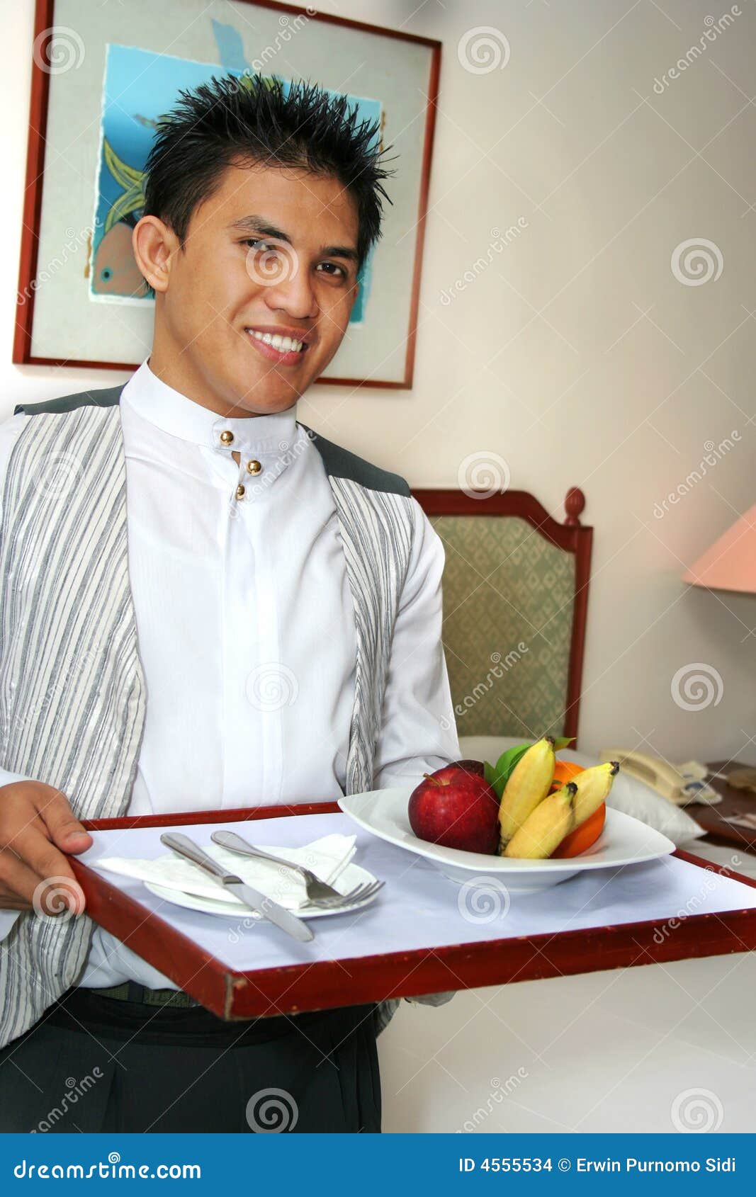 Het Personeels Brengend Fruit Van De Bediening Op De Kamer Stock Foto ...