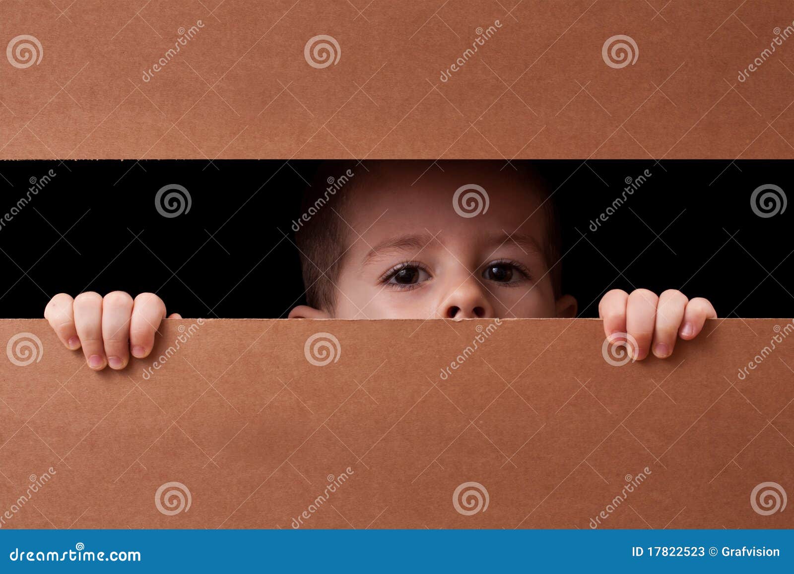 Het piepen van de jongen stock afbeelding. Image of uitziend - 17822523