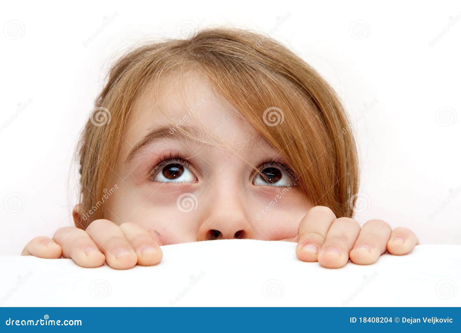 Het piepen van het meisje stock foto. Image of handen - 18408204