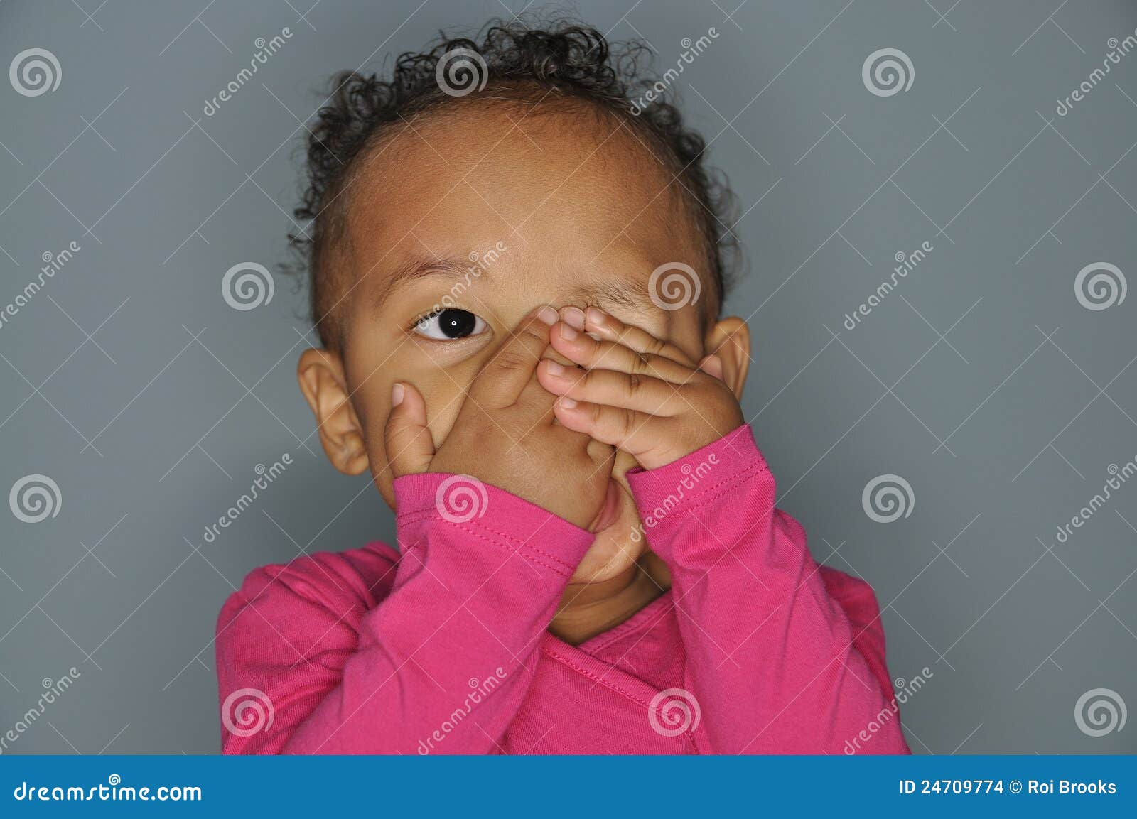 Het piepen van het meisje stock foto. Image of peuter - 24709774