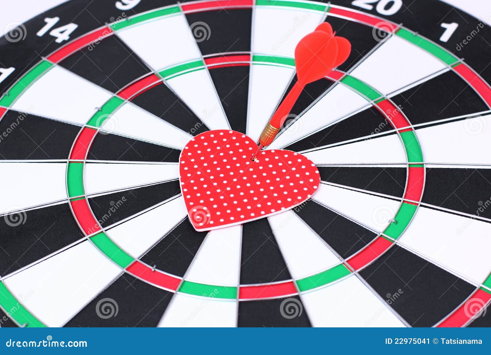 Het pijltje van het hart stock afbeelding. Image of bullseye - 22975041