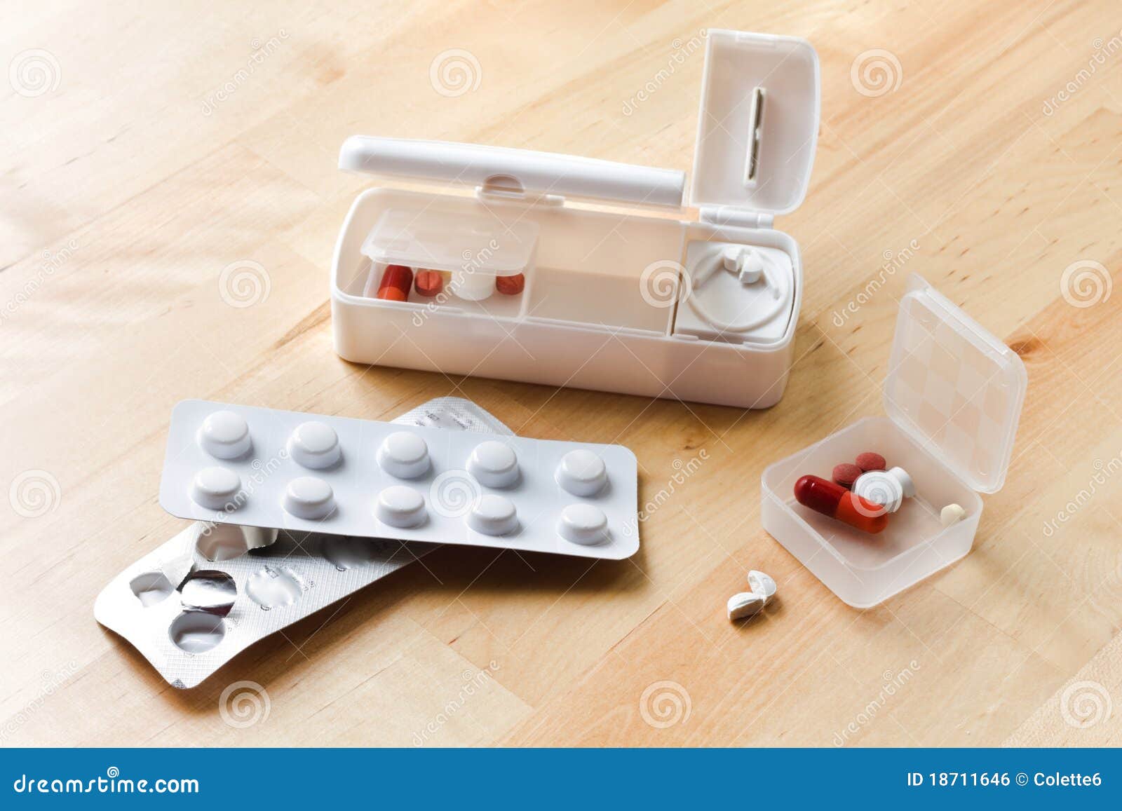 Het Pillendoosje Van De Reis Met Pillensnijder Stock Foto - Image of ...