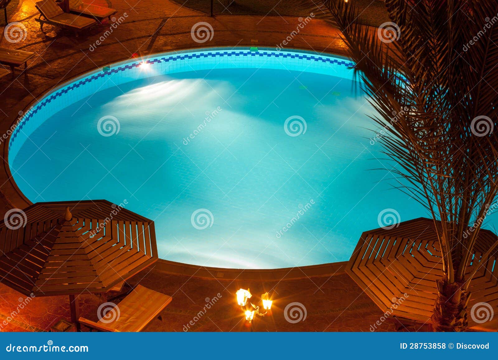 Het Plaatsen Van De Nacht Van Een Poolside Van De Luxevilla Stock Foto ...