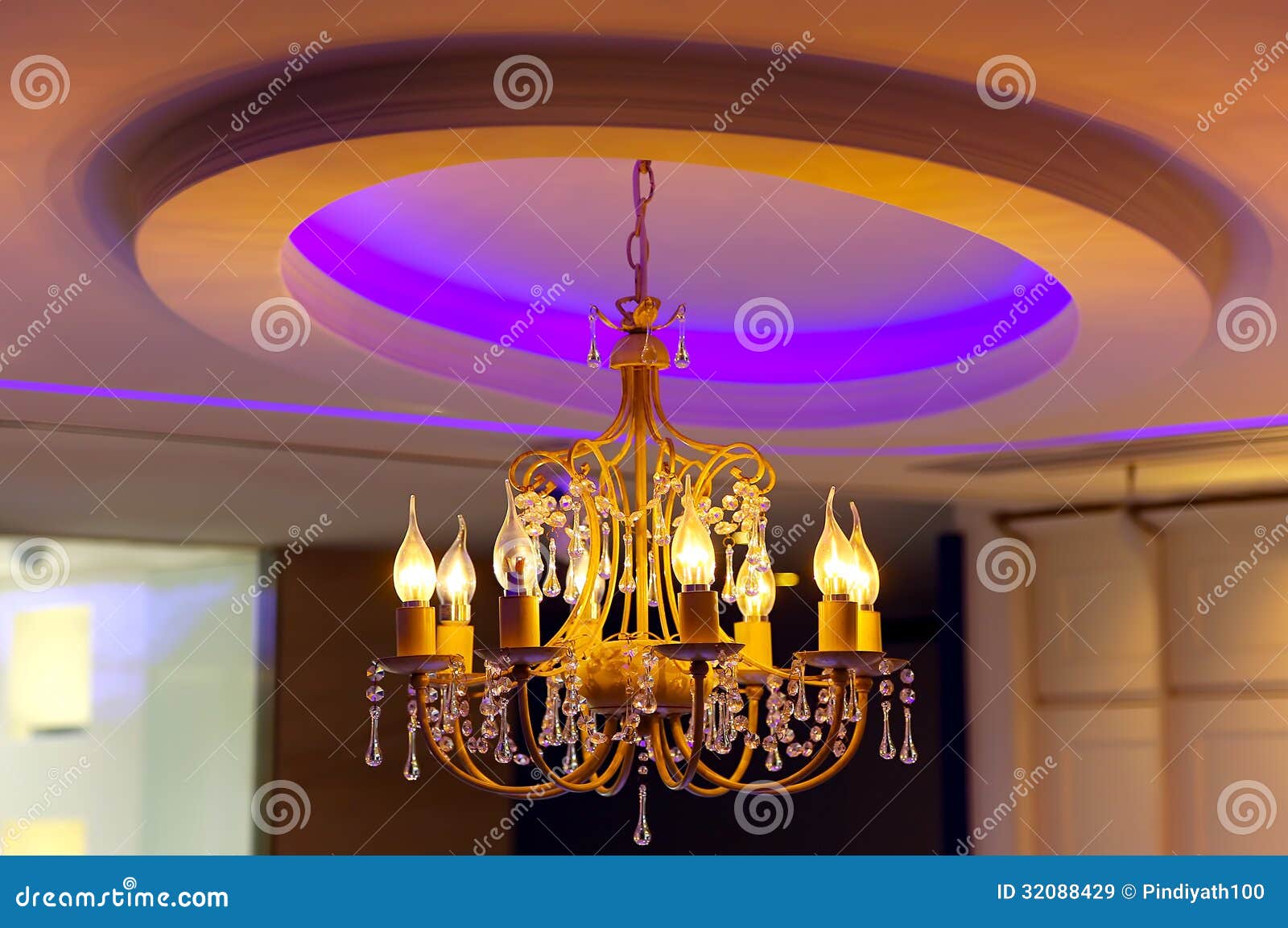 Het Plafond Steekt Kroonluchter Aan Stock Afbeelding - Image of glas ... Het Plafond Steekt Kroonluchter Aan Stock Afbeelding - Image of glas ...