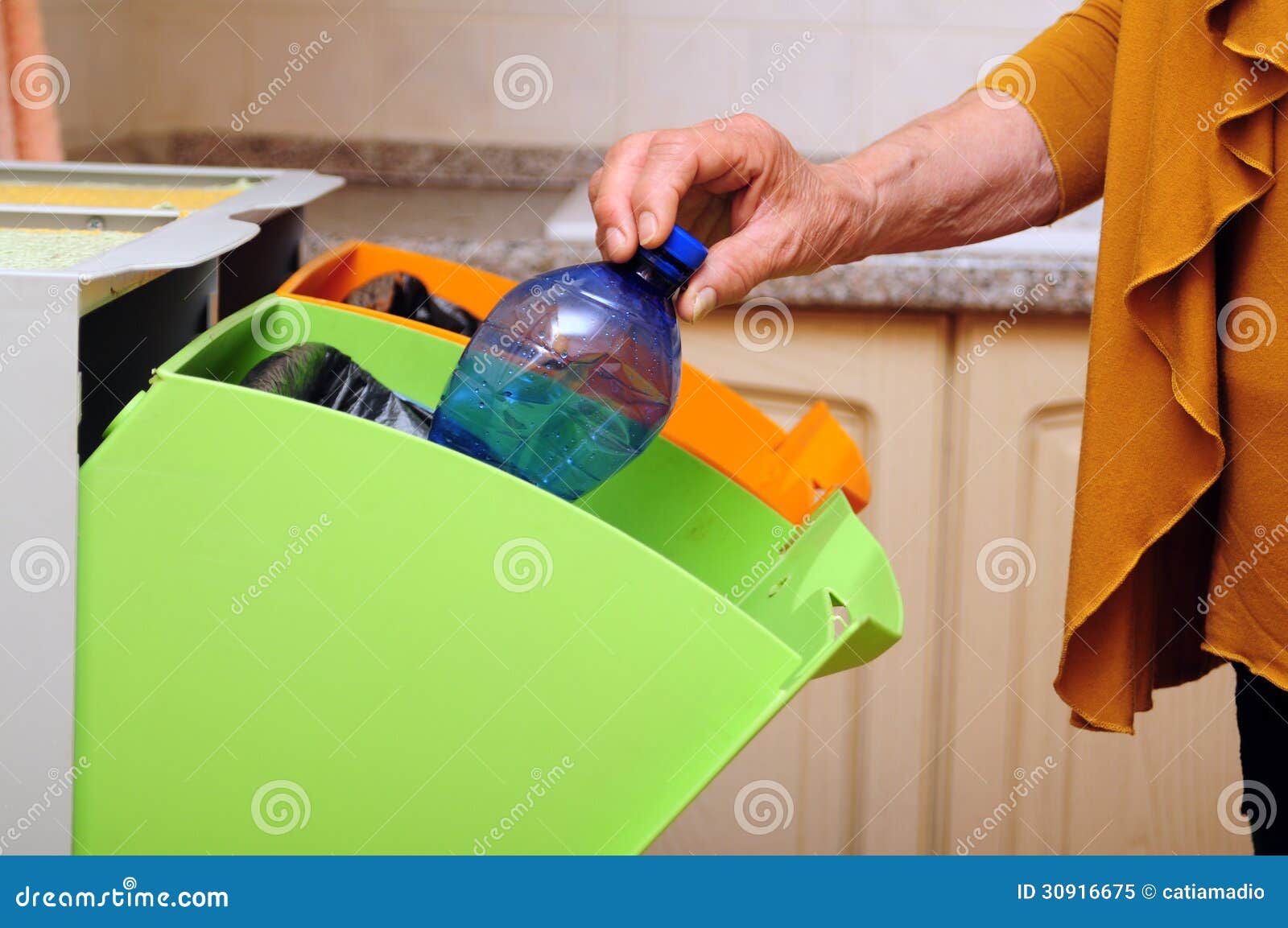 Het plastic afval sorteren stock afbeelding. Image of vrouw - 30916675