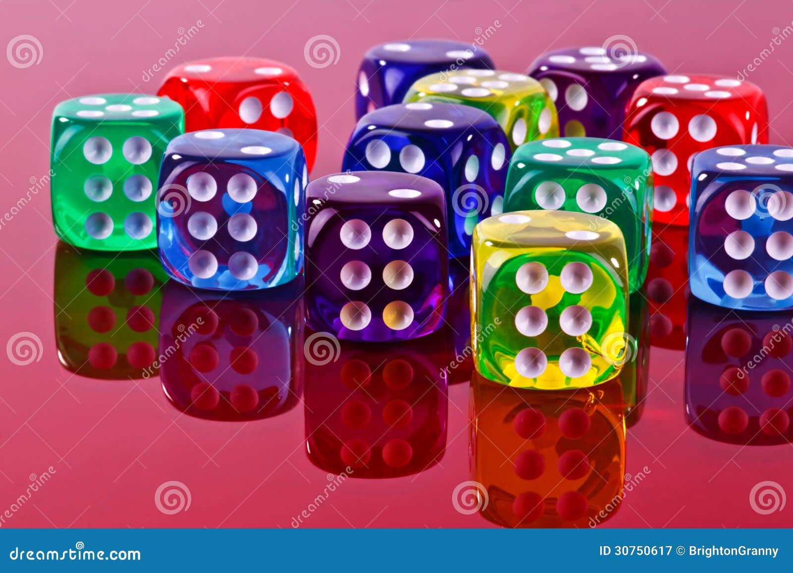 Het plastiek dobbelt stock afbeelding. Image of vierkant - 30750617