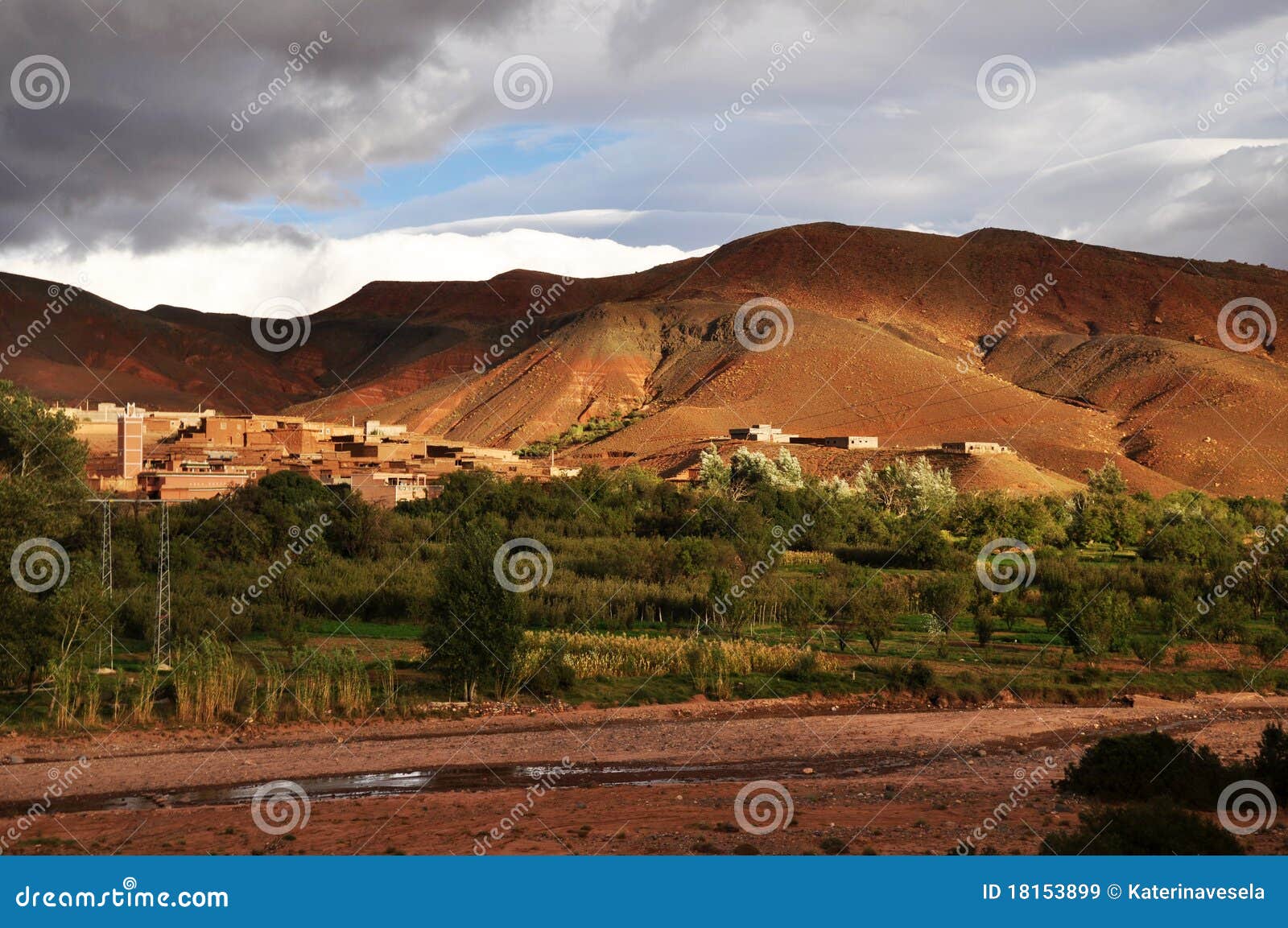 Het platteland van Marokko stock afbeelding. Afbeelding bestaande uit ...