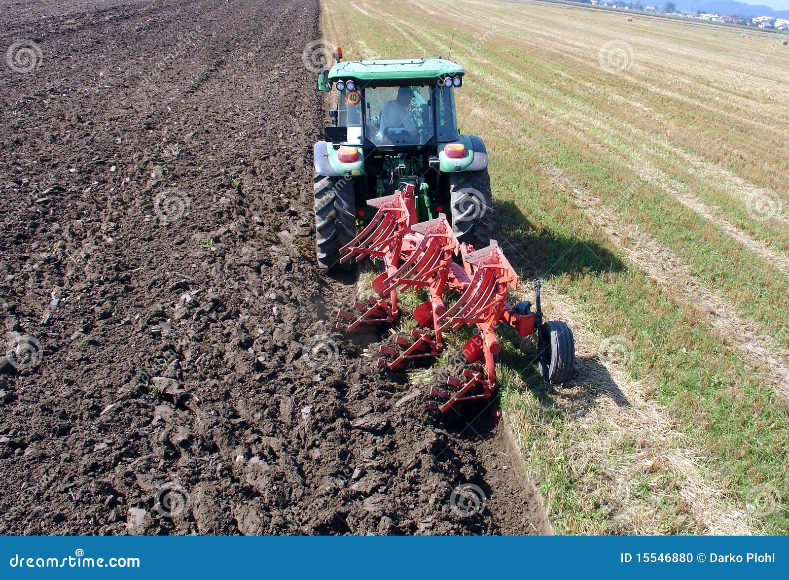 Het ploegen stock foto. Image of grond, landbouwbedrijf - 15546880
