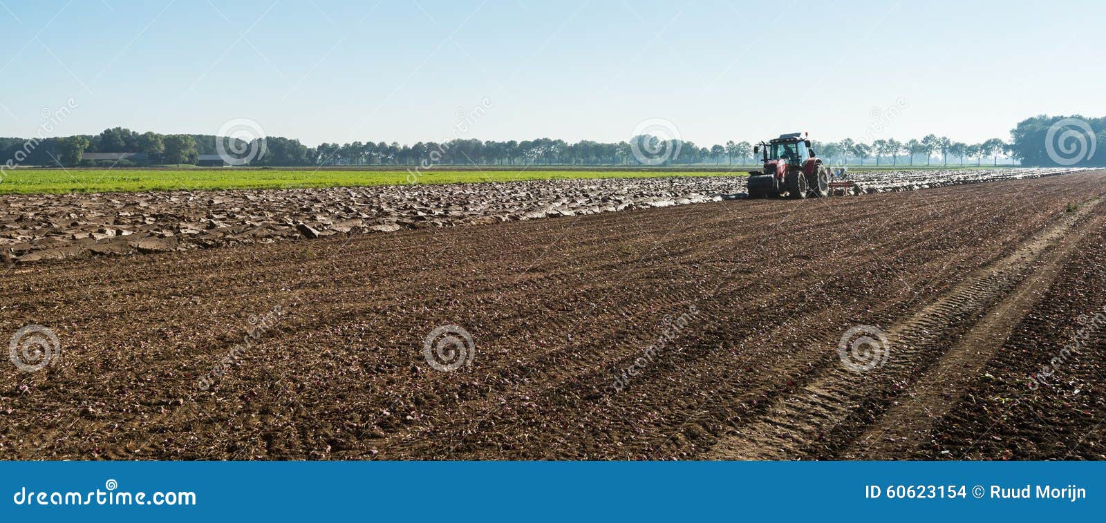 Het Ploegen Van De Kleigrond Stock Foto - Image of nave, apparatuur ...