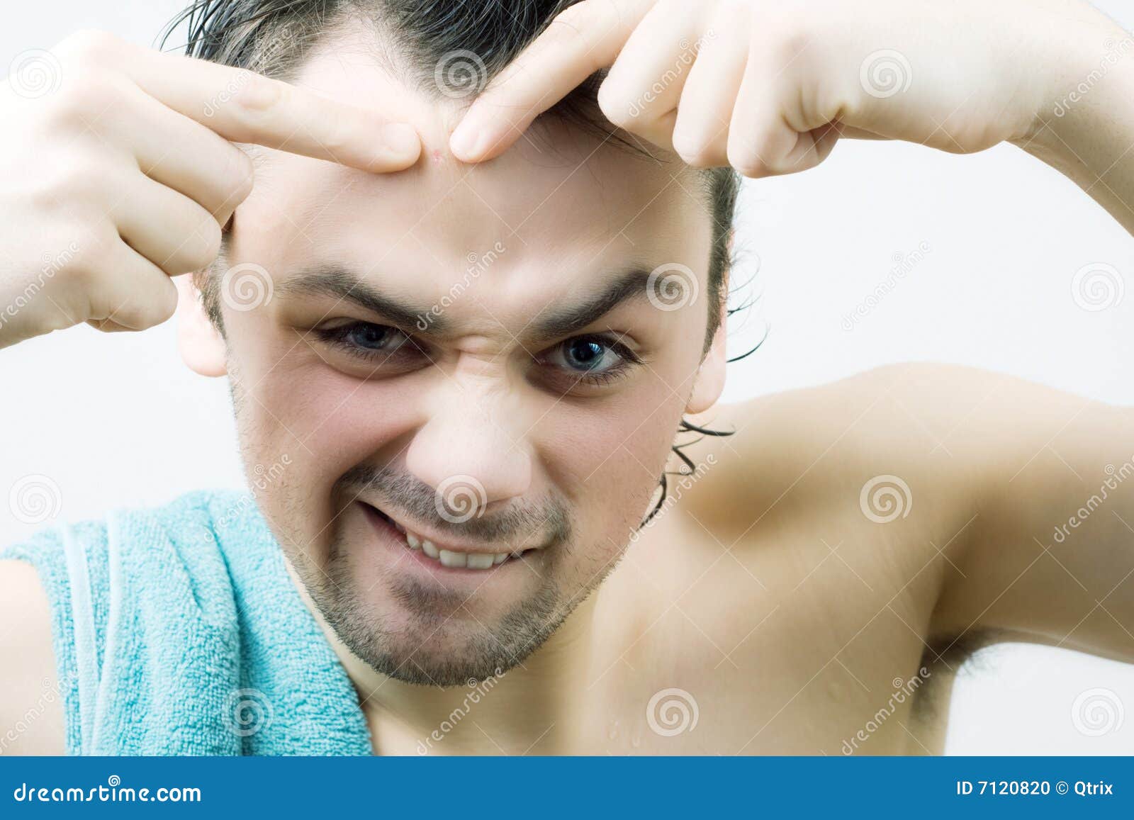 Het Plukken Van De Mens Pukkel. Stock Foto - Image of zorg, badkamers ...