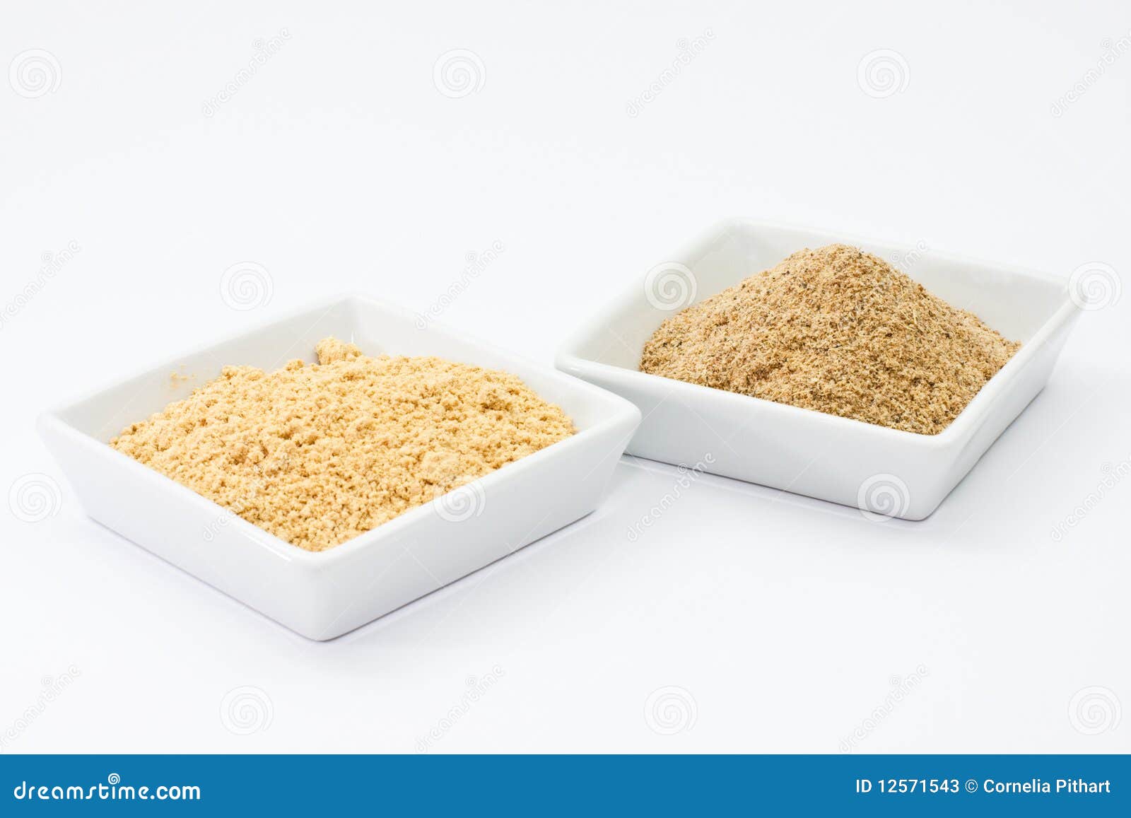 Het Poeder Van De Kardemom En Gemberpoeder Stock Afbeelding - Image of ...