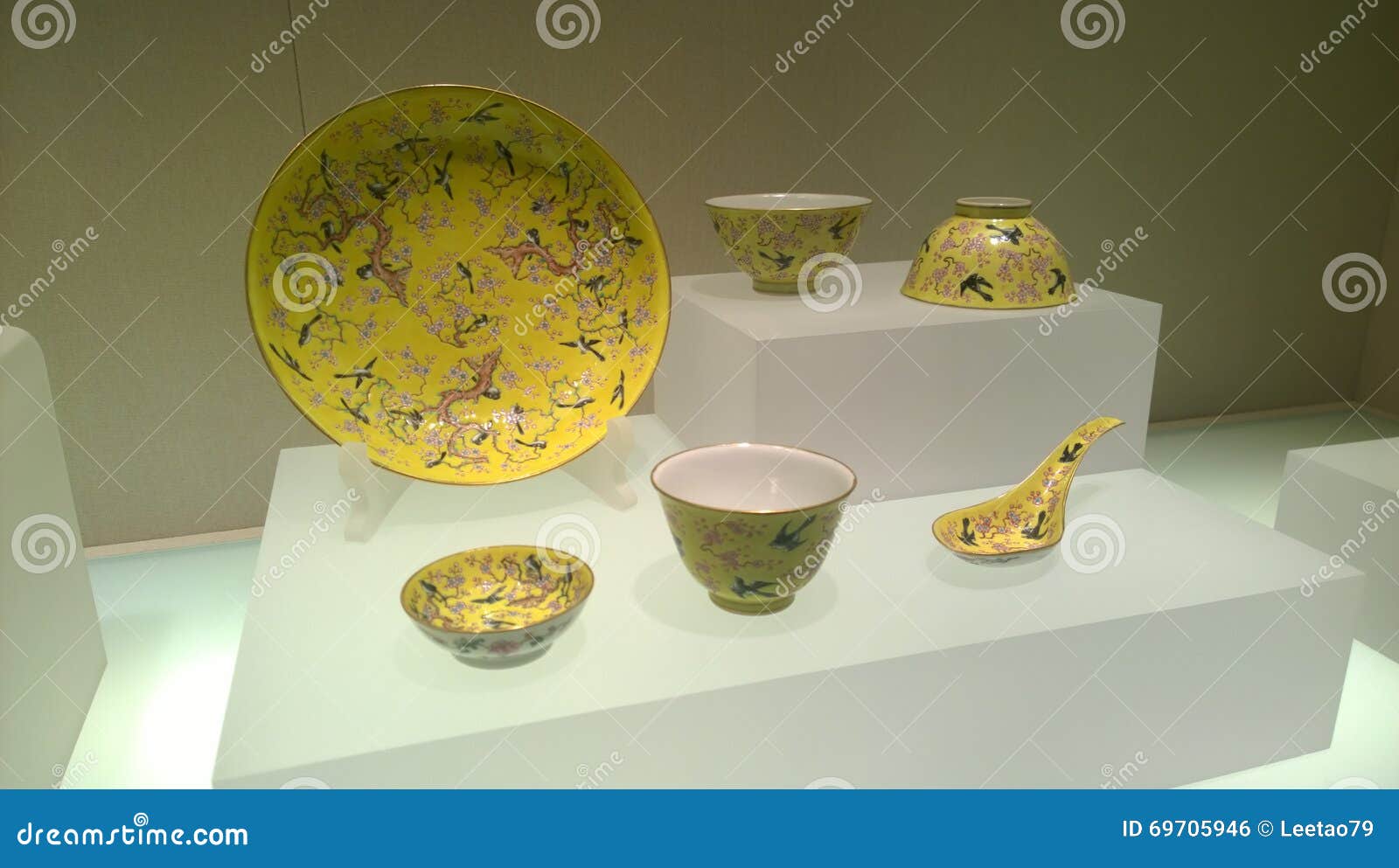 Het porselein van China stock foto. Image of kleur, ceramisch - 69705946