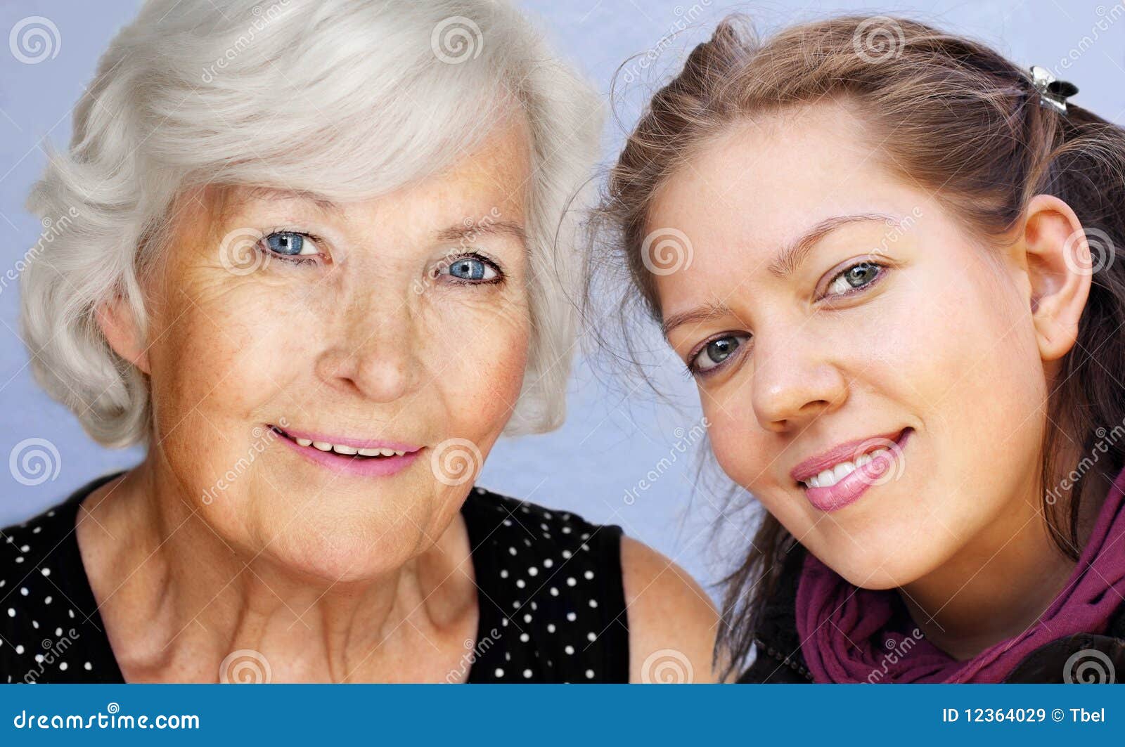 Het Portret Van De Grootmoeder En Van De Kleindochter Stock Afbeelding ...