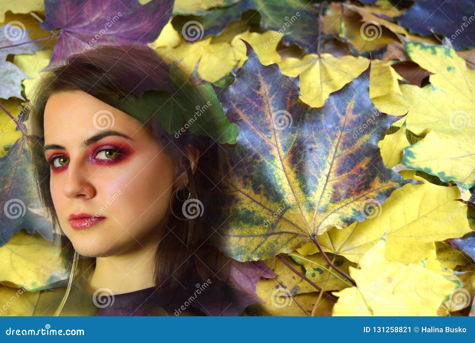 Het Portret Van De Jonge Vrouw Met Groene Ogen Tegen De Achtergrond Van