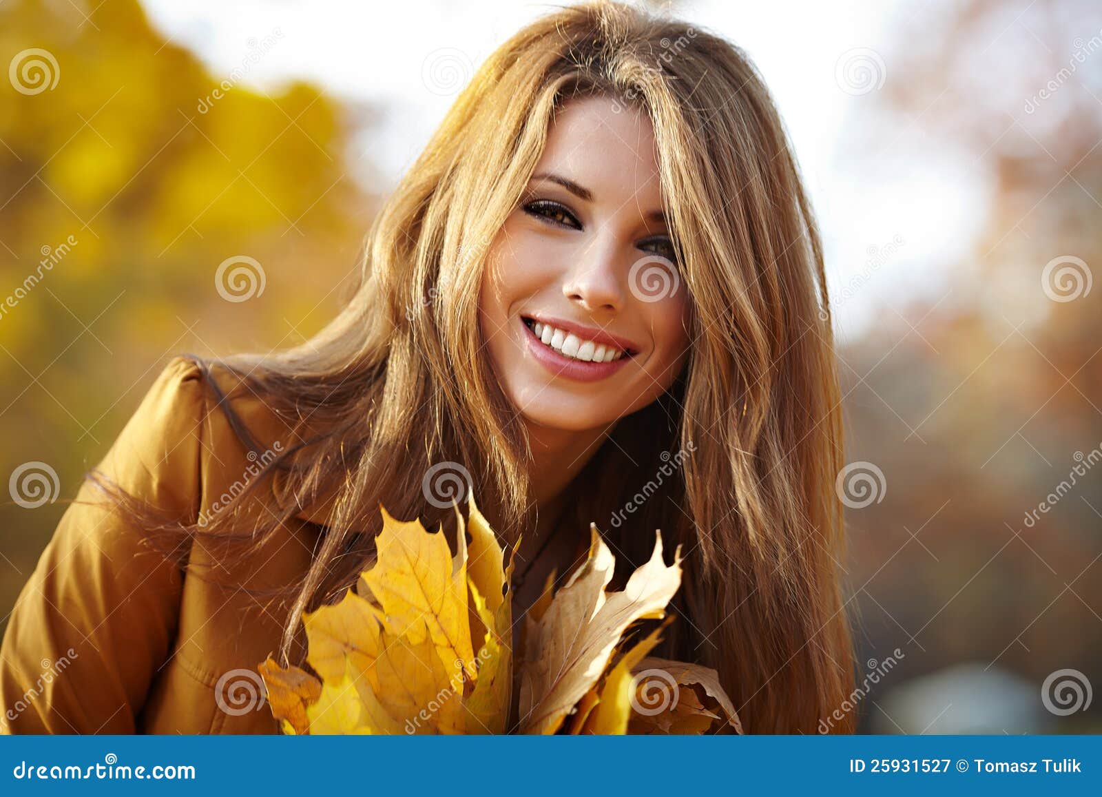 Het Portret Van De Vrouw In De Herfstkleur Stock Afbeelding Image Of