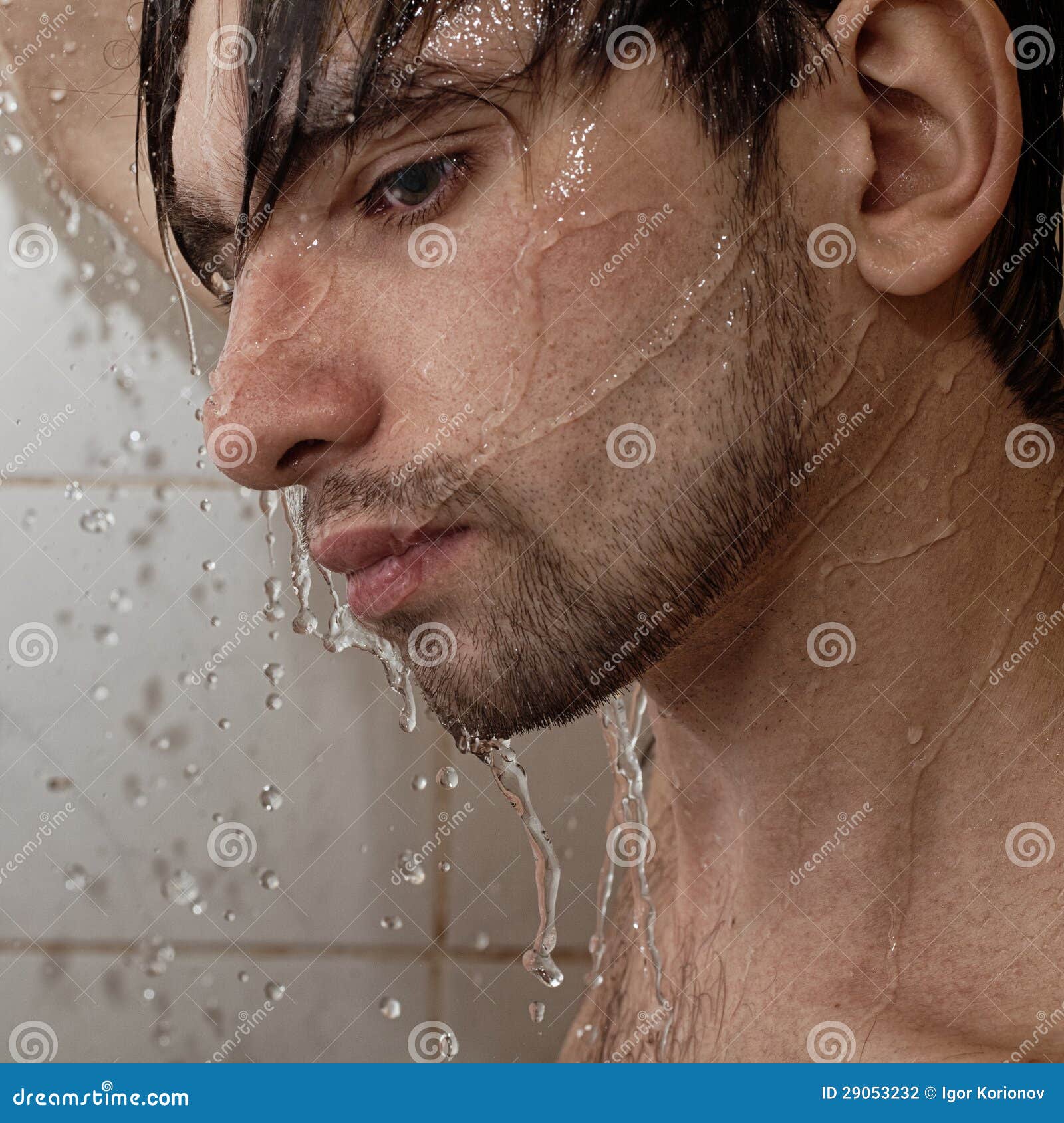 Het Portret Van Een Jonge Knappe Mens Neemt Een Douche Stock Foto