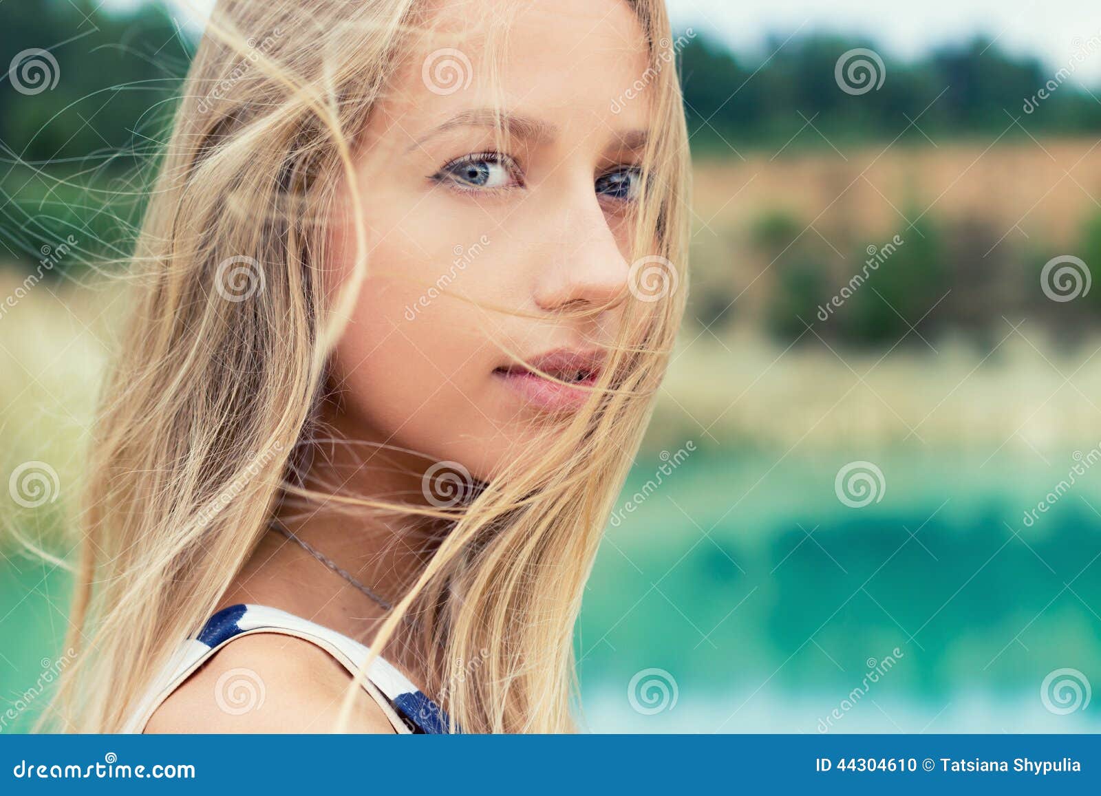 Het Portret Van Mooie Sexy Meisjes Met Volledige Lippen En Blond Haar