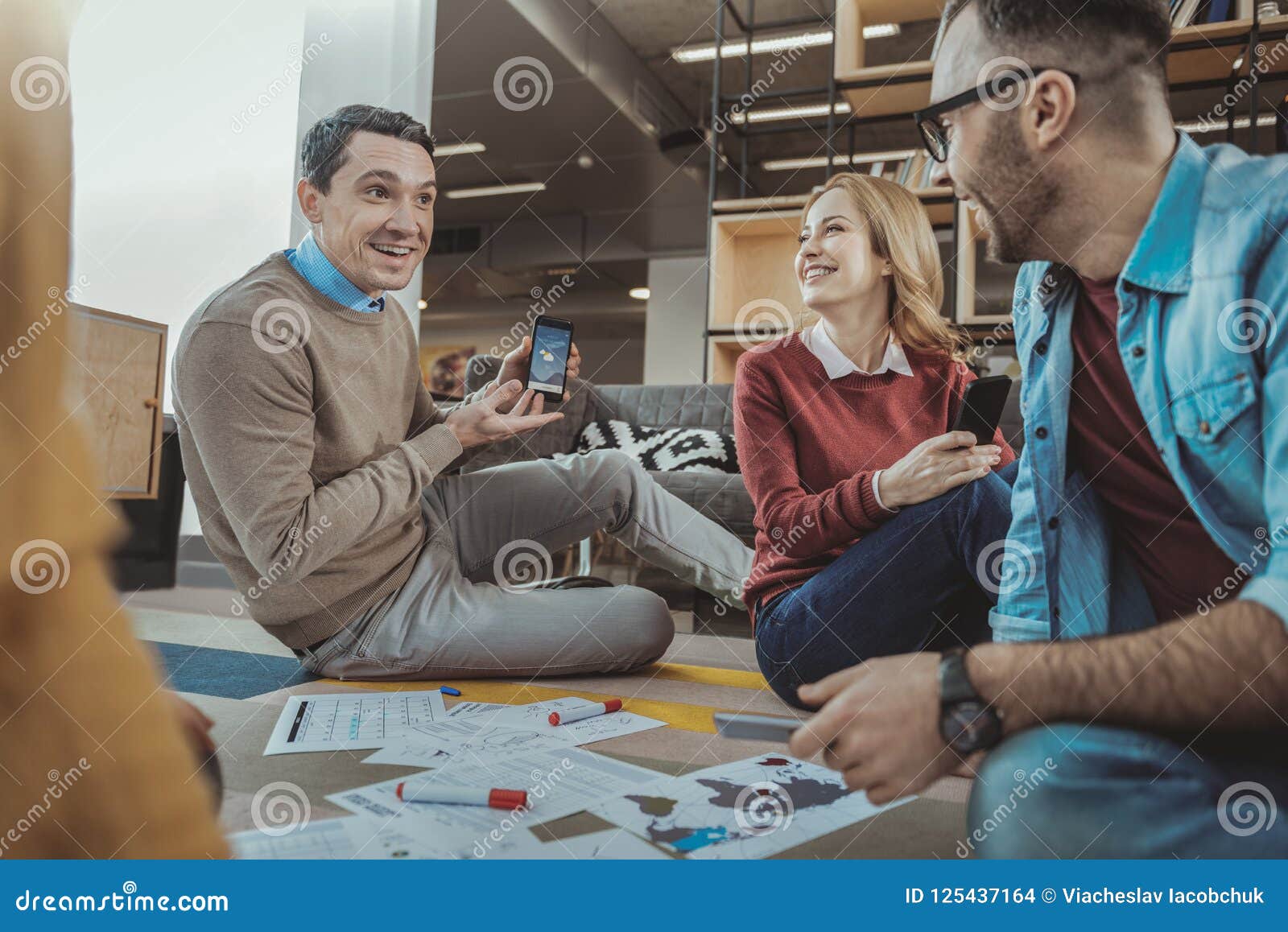 Het Positieve Drie Collega's Roddelen Stock Foto - Image of groei ...
