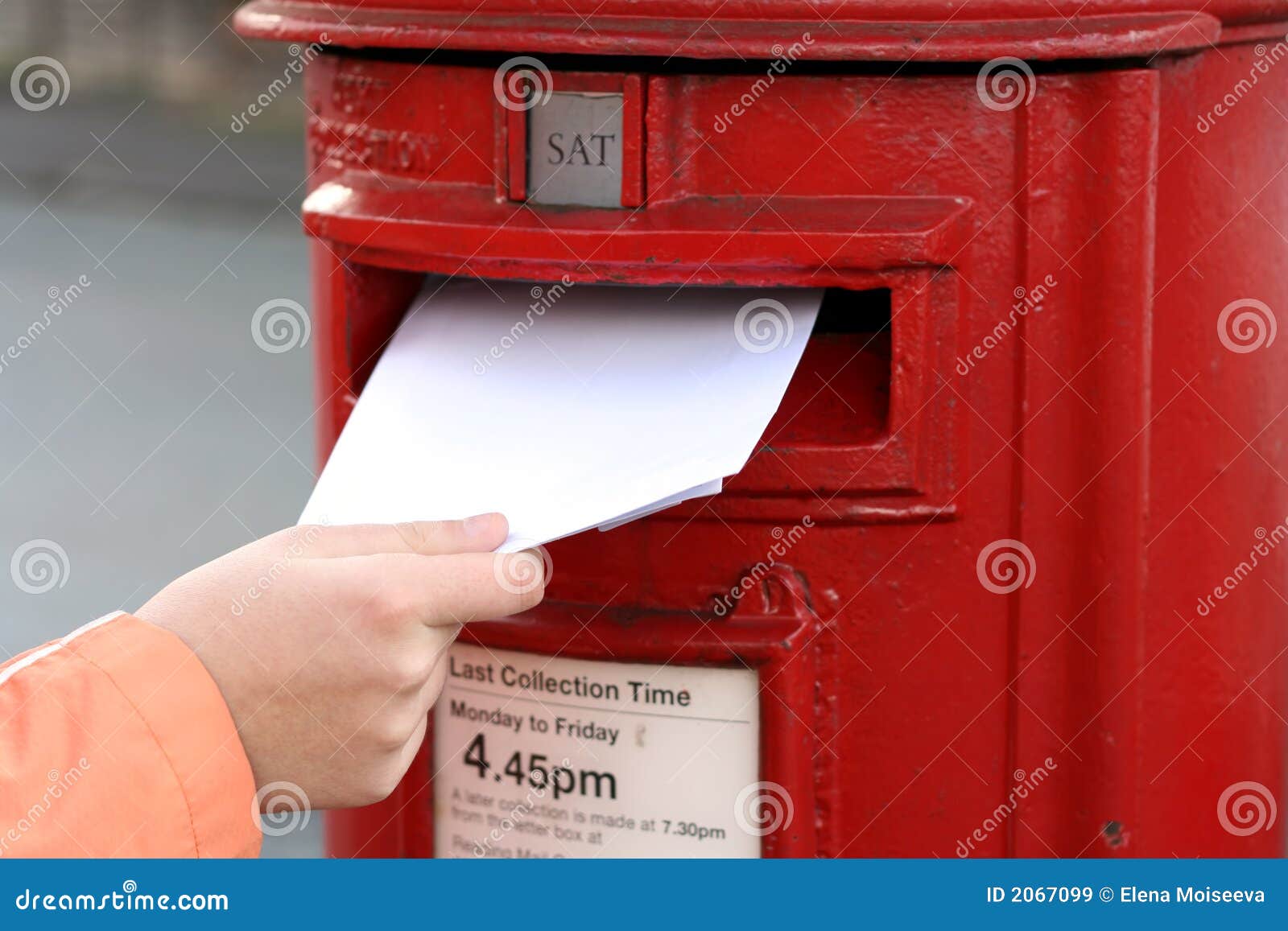 Het Posten Van Brief Aan Rode Britse Postbox Stock Afbeelding - Image ...