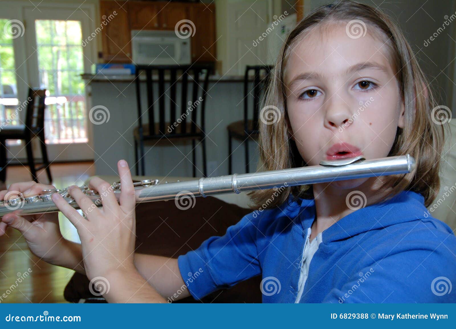 Het Praktizeren Van Het Meisje Fluit Thuis Stock Foto - Image of ...