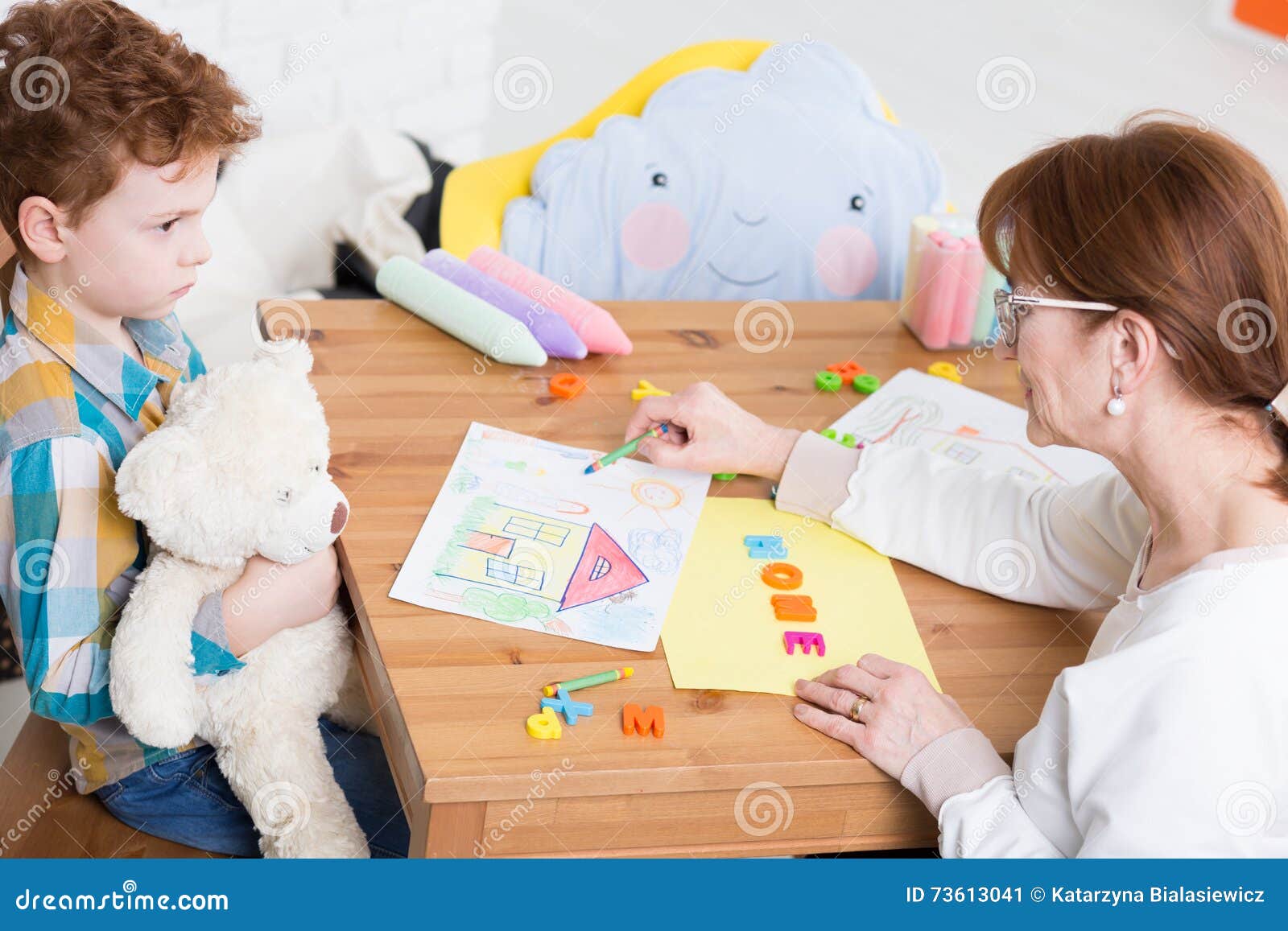 Het Proberen Om Vertrouwen in Een Autistisch Kind Te Bouwen Stock ...