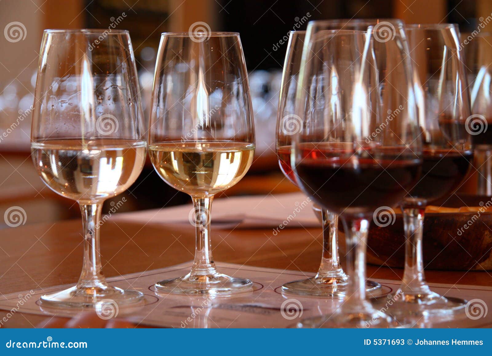 Het proeven van de wijn stock afbeelding. Image of merlot - 5371693