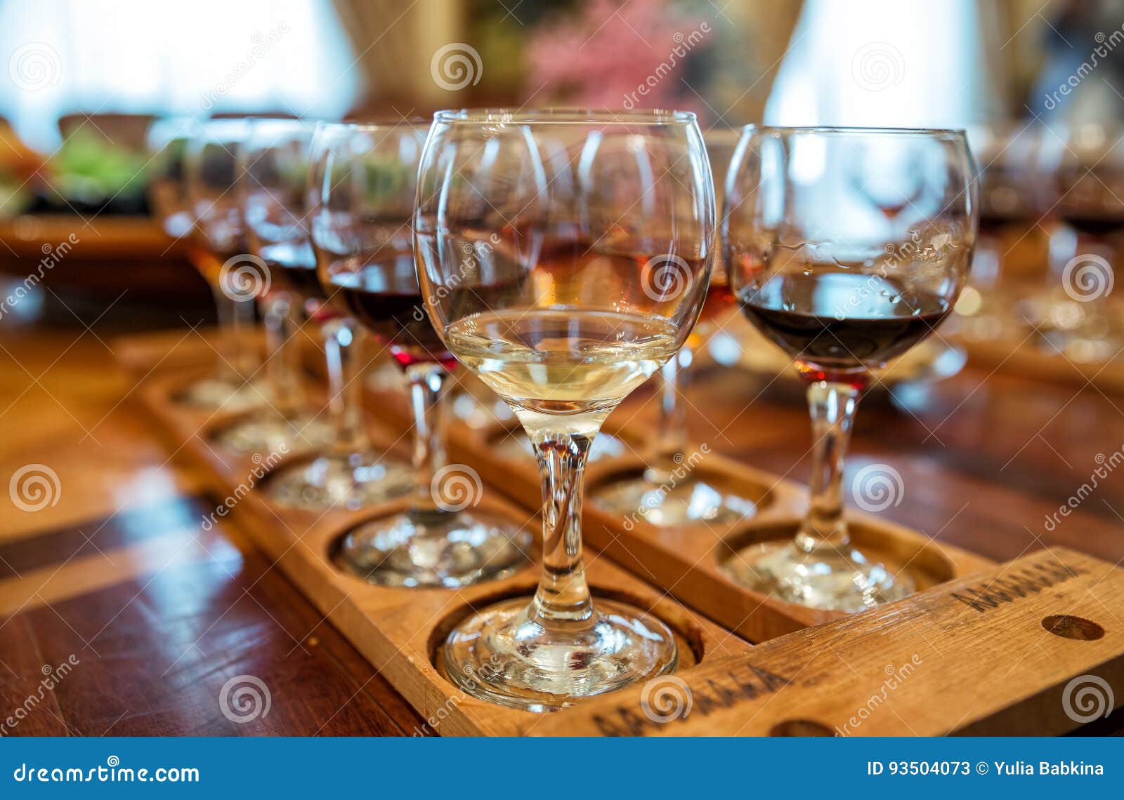 Het proeven van de wijn stock afbeelding. Image of verschillend - 93504073