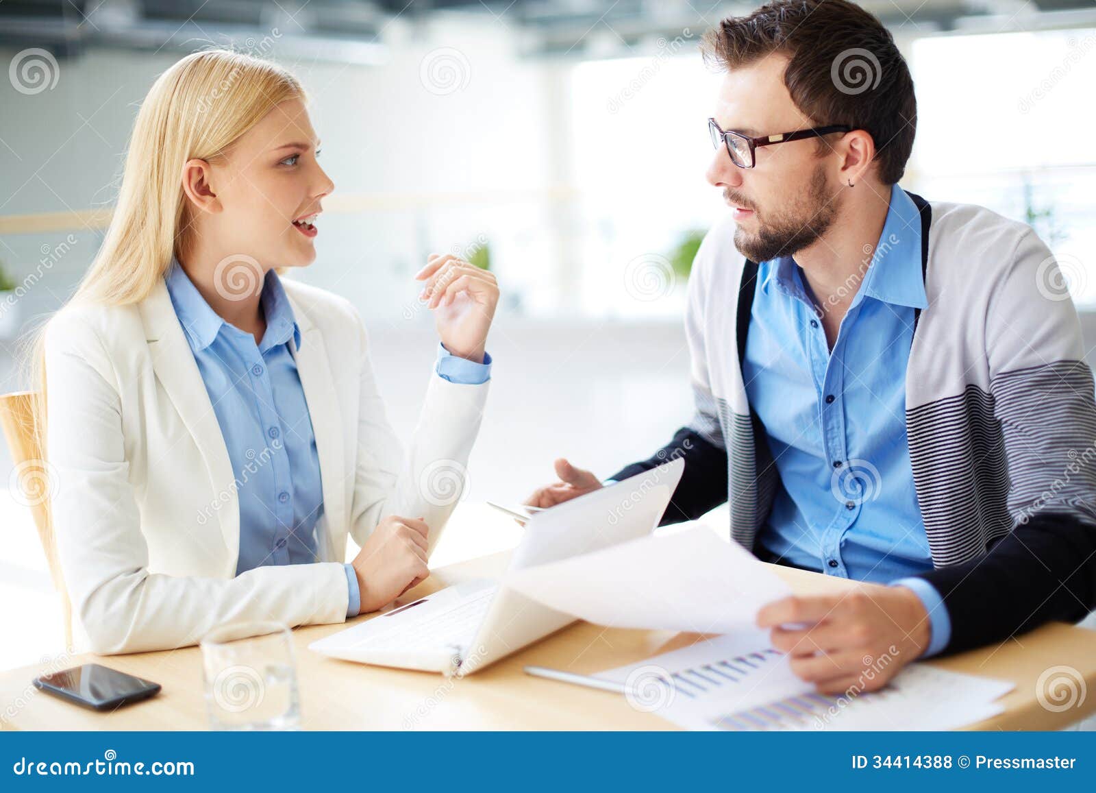 Het raadplegen stock foto. Image of ondernemers, medewerker - 34414388