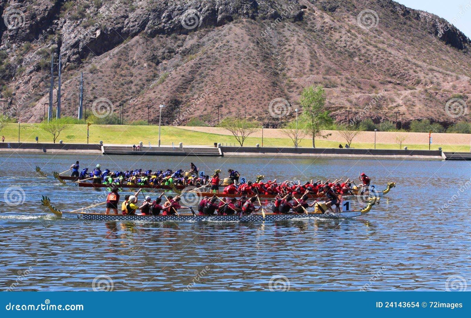 Het Ras Van Drie Boten Tijdens Het Festival Van De Boot Van De Draak ...