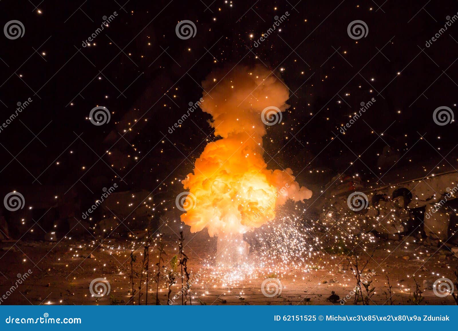 Het Realistische Vurige Explosie Busting Stock Afbeelding - Image of ...