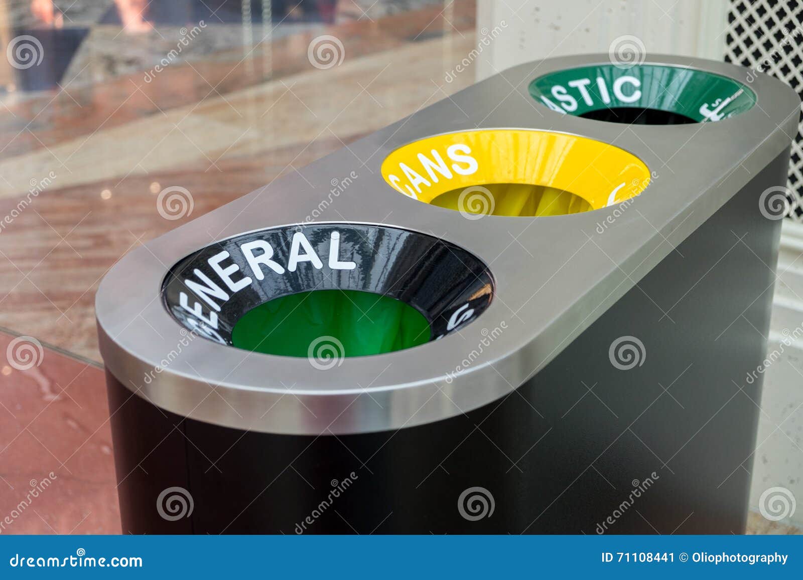 Het Recycling Van Bak in Een Winkelcomplex Stock Afbeelding - Image of ...