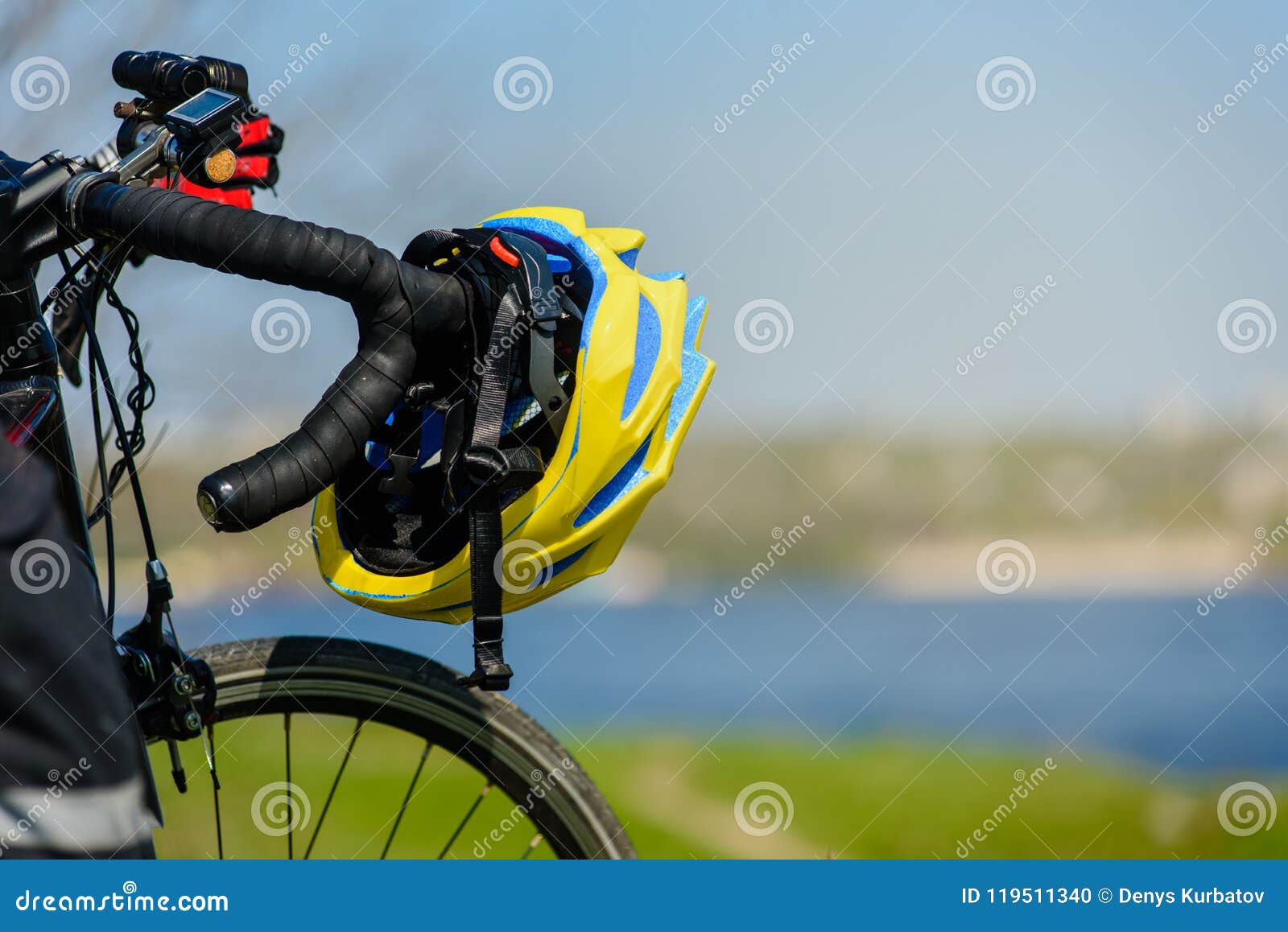 Het Reizen Van Fiets Met Helm Stock Foto - Image of lente, rust: 119511340