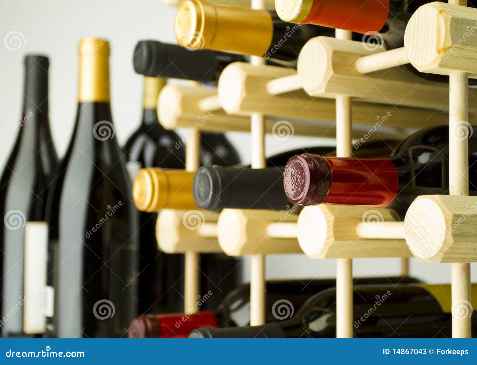 Het rek van de wijn stock afbeelding. Image of horizontaal - 14867043