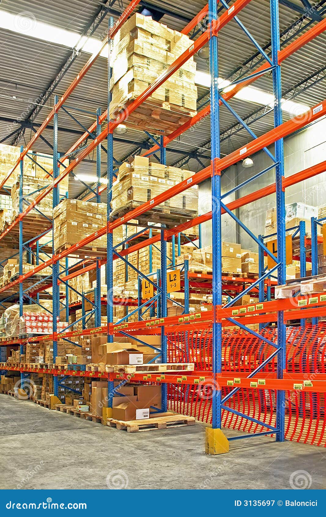 Het rek van het pakhuis stock afbeelding. Image of borst - 3135697