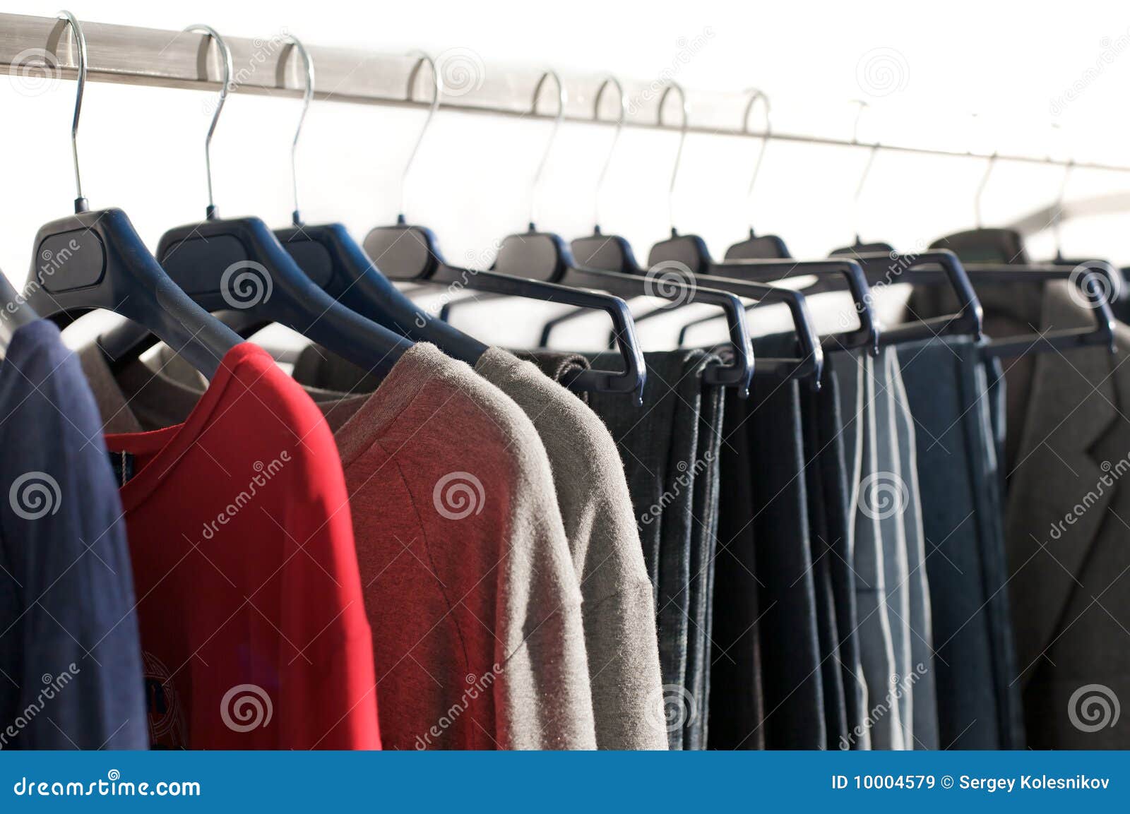 Het rek van kleren stock afbeelding. Image of overhemd - 10004579