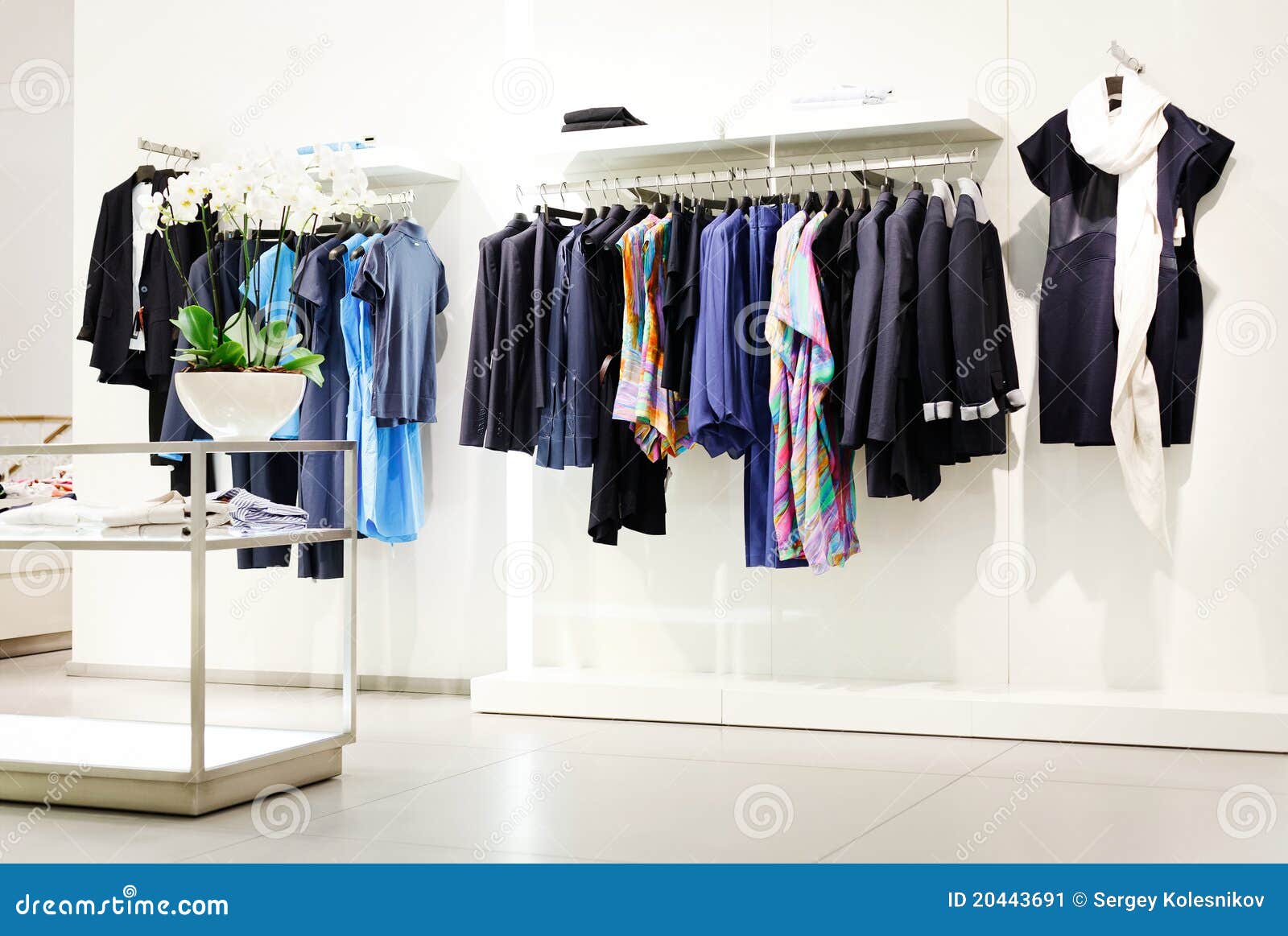 Het rek van kleren stock afbeelding. Image of bloem, hanger - 20443691