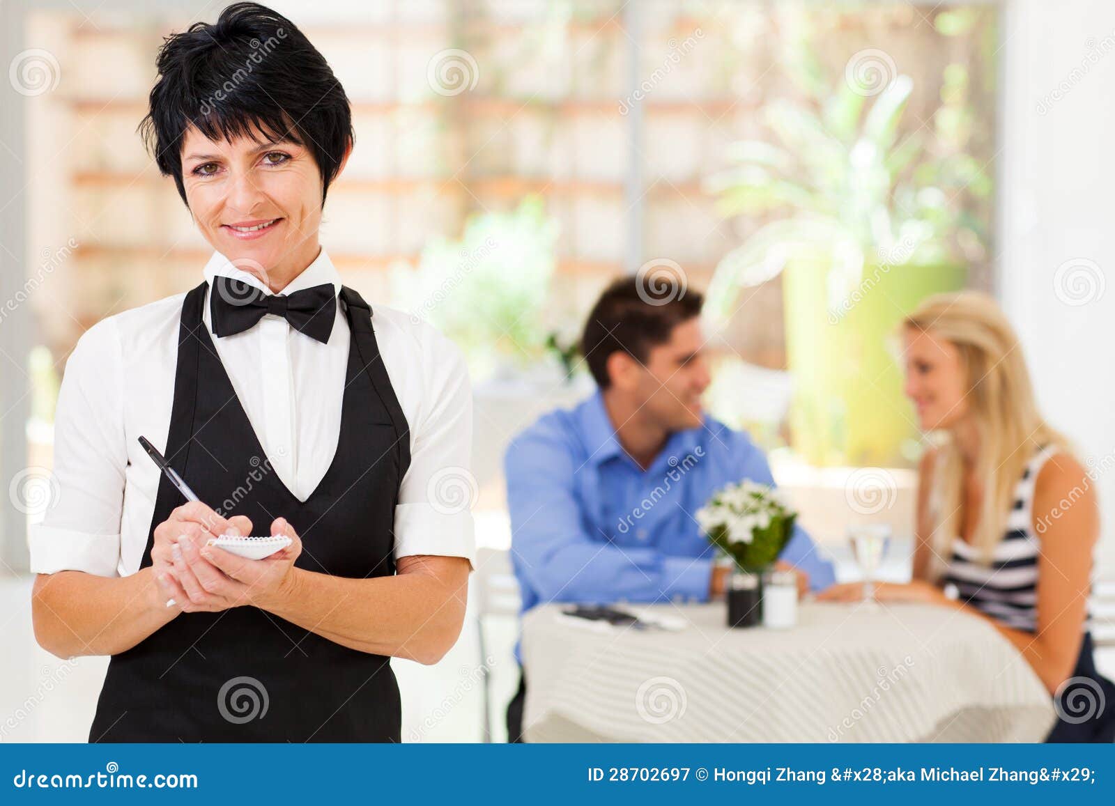 Het Rijpe Serveerster Werken Stock Afbeelding - Image of klasse, drank ...