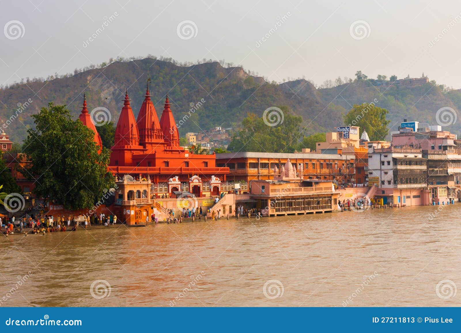 Het Rode Baden Van De Mensen Van De Rivier Van Ganges Van De Tempel ...