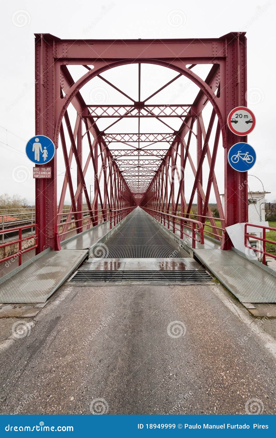 Het Rode Vooraanzicht Van De Brug Stock Afbeelding - Image of metaal ...