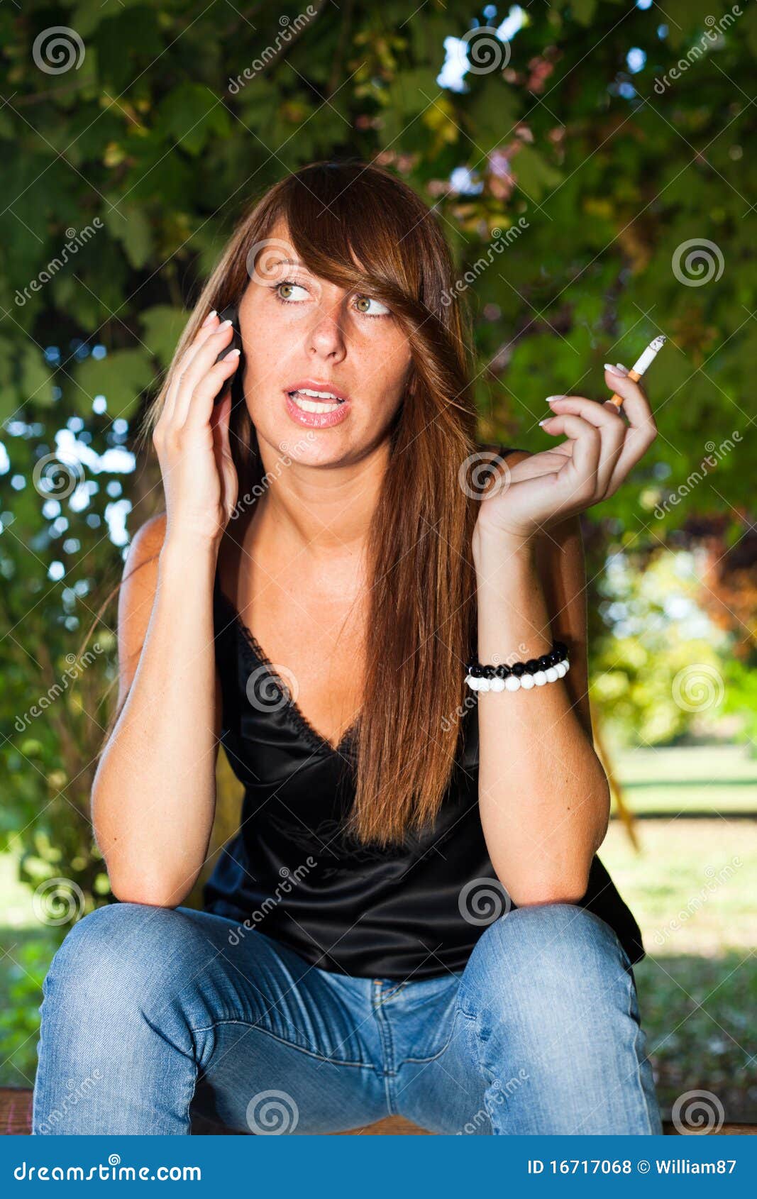 Het Roken van de vrouw stock foto. Image of mededeling - 16717068