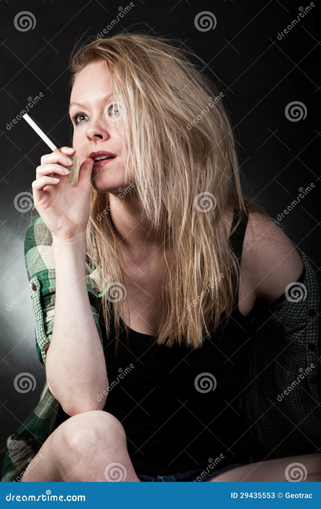 Het roken van de vrouw stock afbeelding. Image of prullerig - 29435553